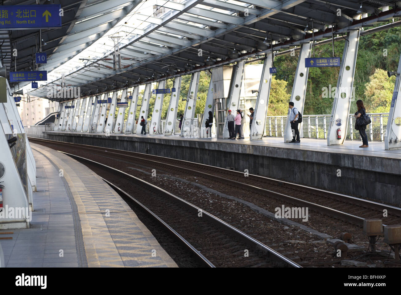 Mrt platform hi-res stock photography and images - Alamy