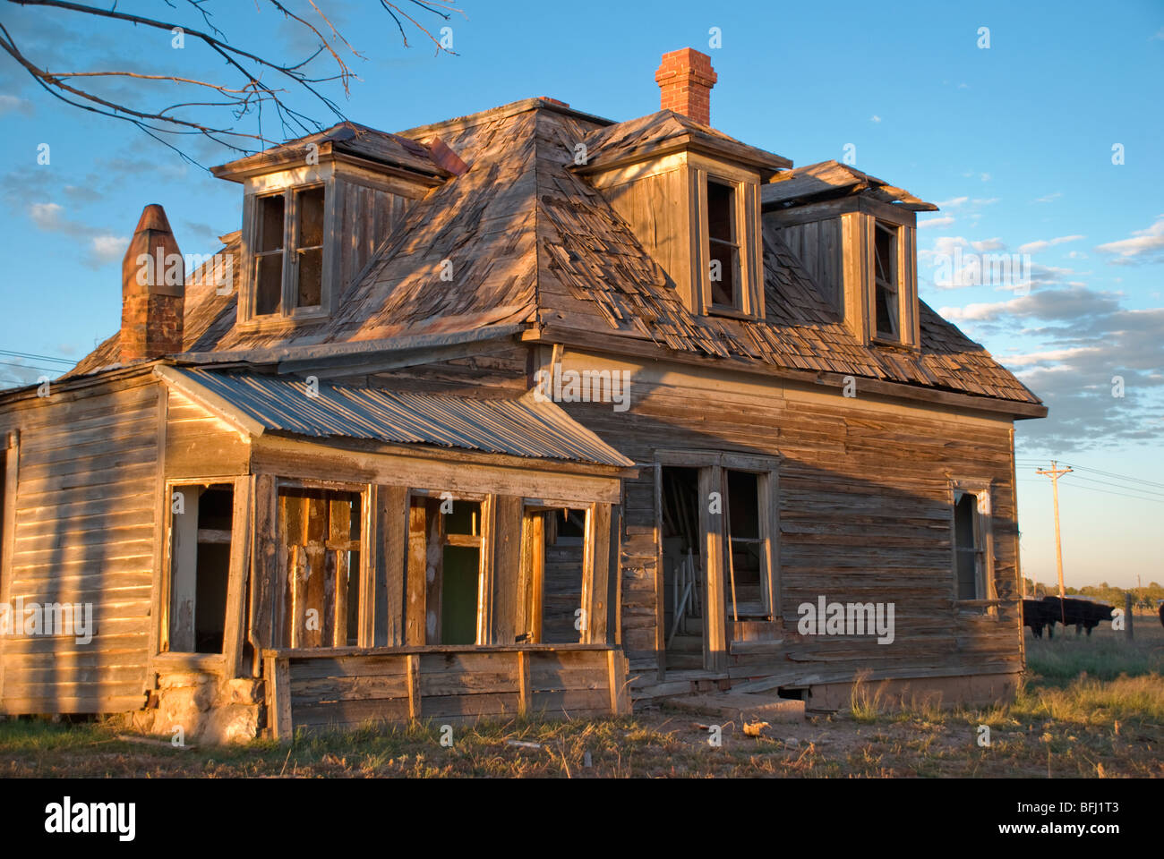 Falling down decrepit hi-res stock photography and images - Alamy