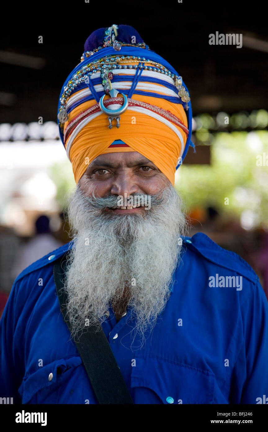 Sikh man with traditional costumes. The Golden Temple. Amritsar. Punjab ...