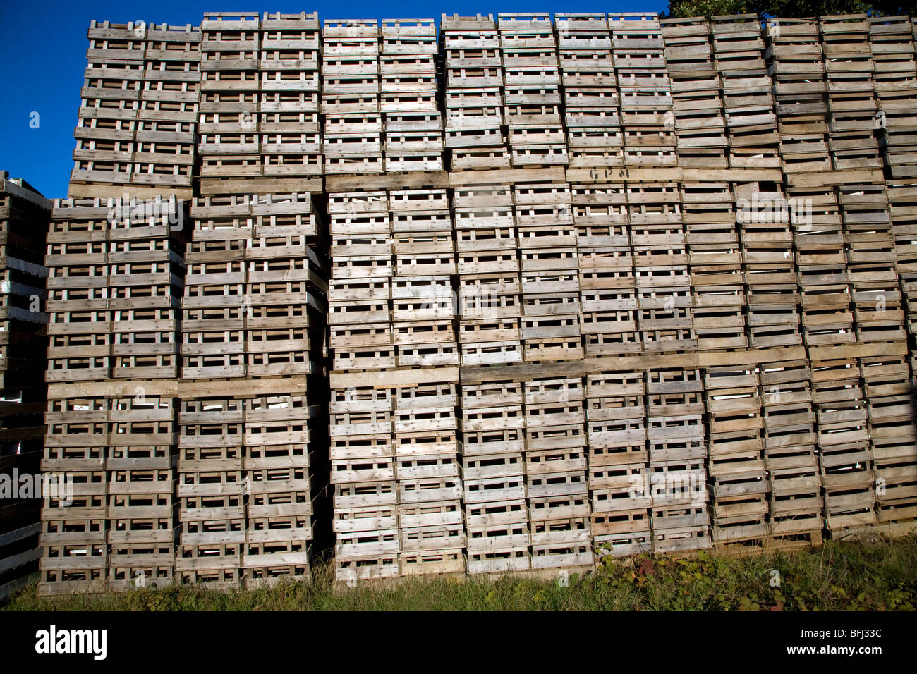 Pile of wooden pallets hi-res stock photography and images - Alamy