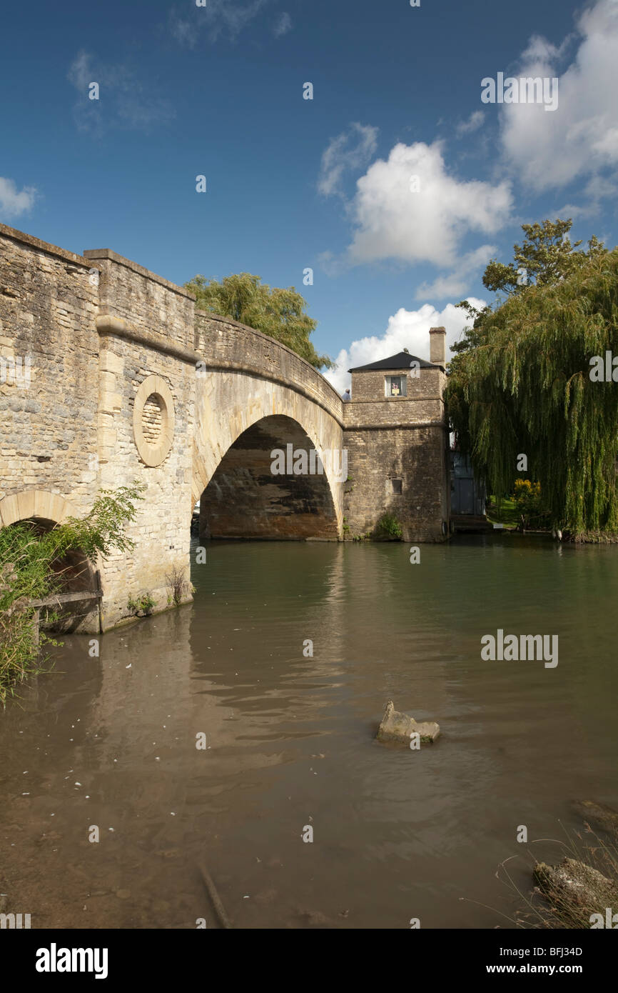 Halfpenny bridge thames hi-res stock photography and images - Alamy