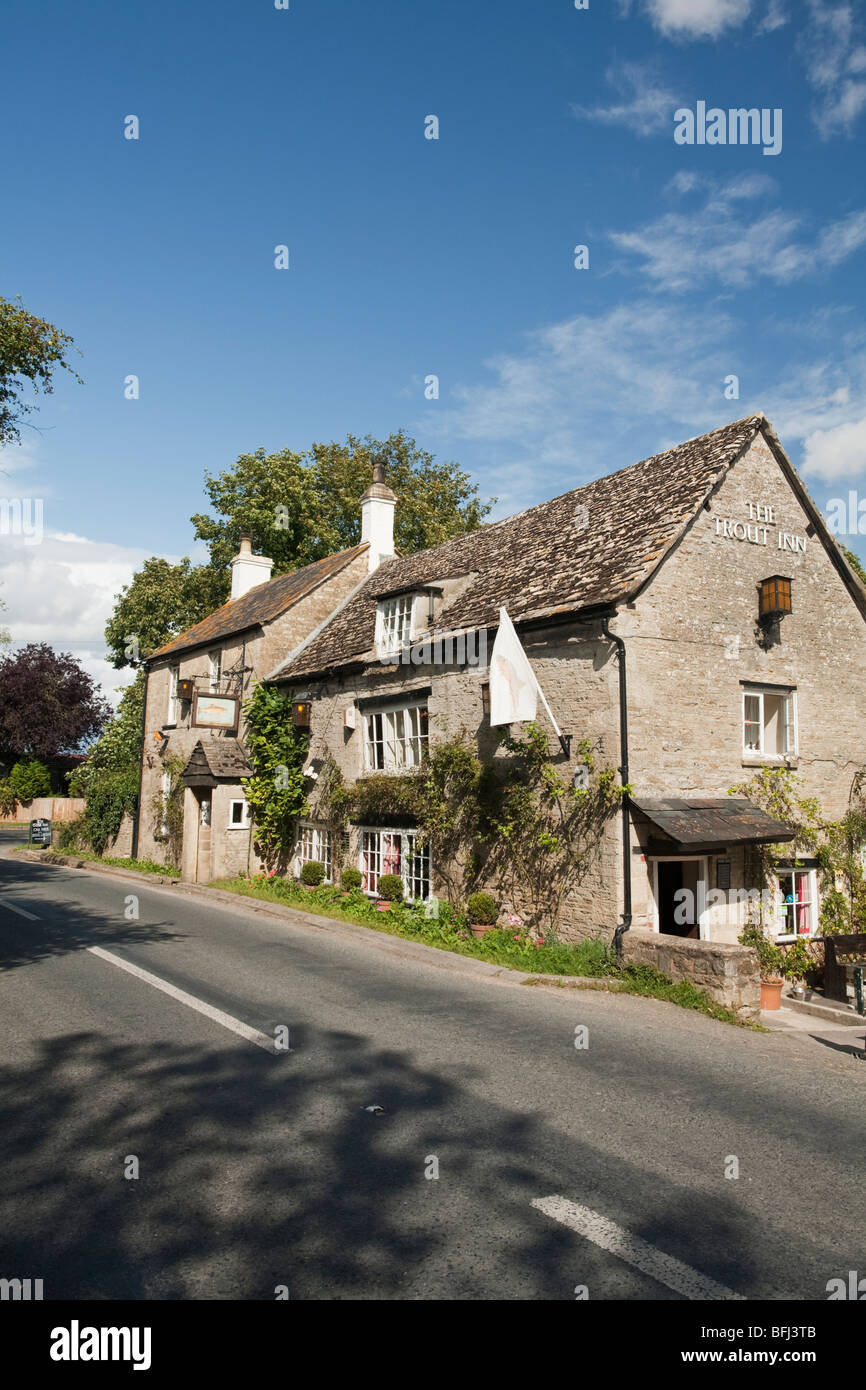 The Trout Inn on the River Thames at St John's Bridge, Lechlade ...