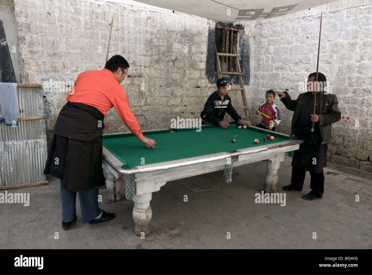 chinese men playing billiards in the back streets of lhasa Stock Photo ...