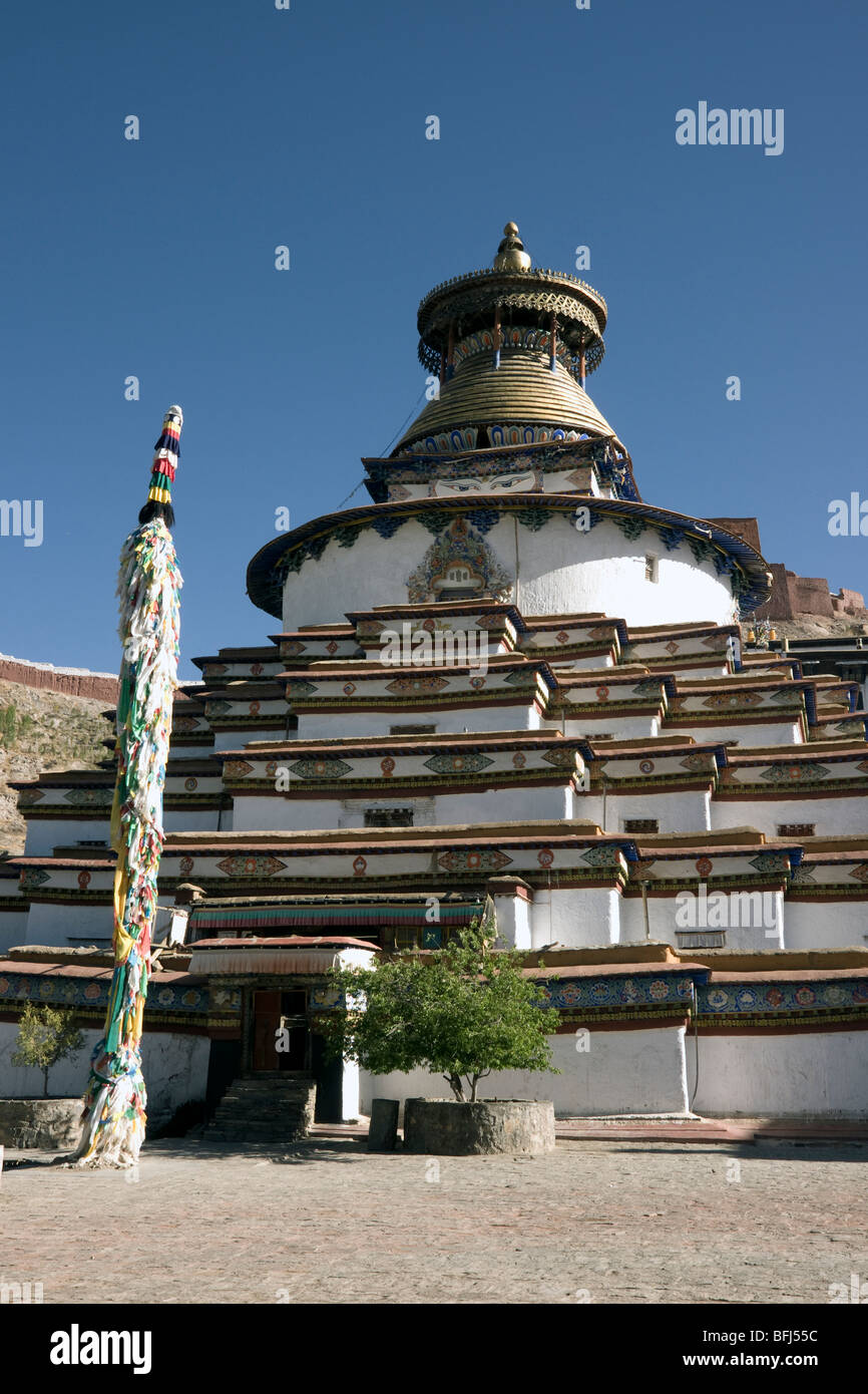 Buddhist chorten with prayer flags hi-res stock photography and images ...