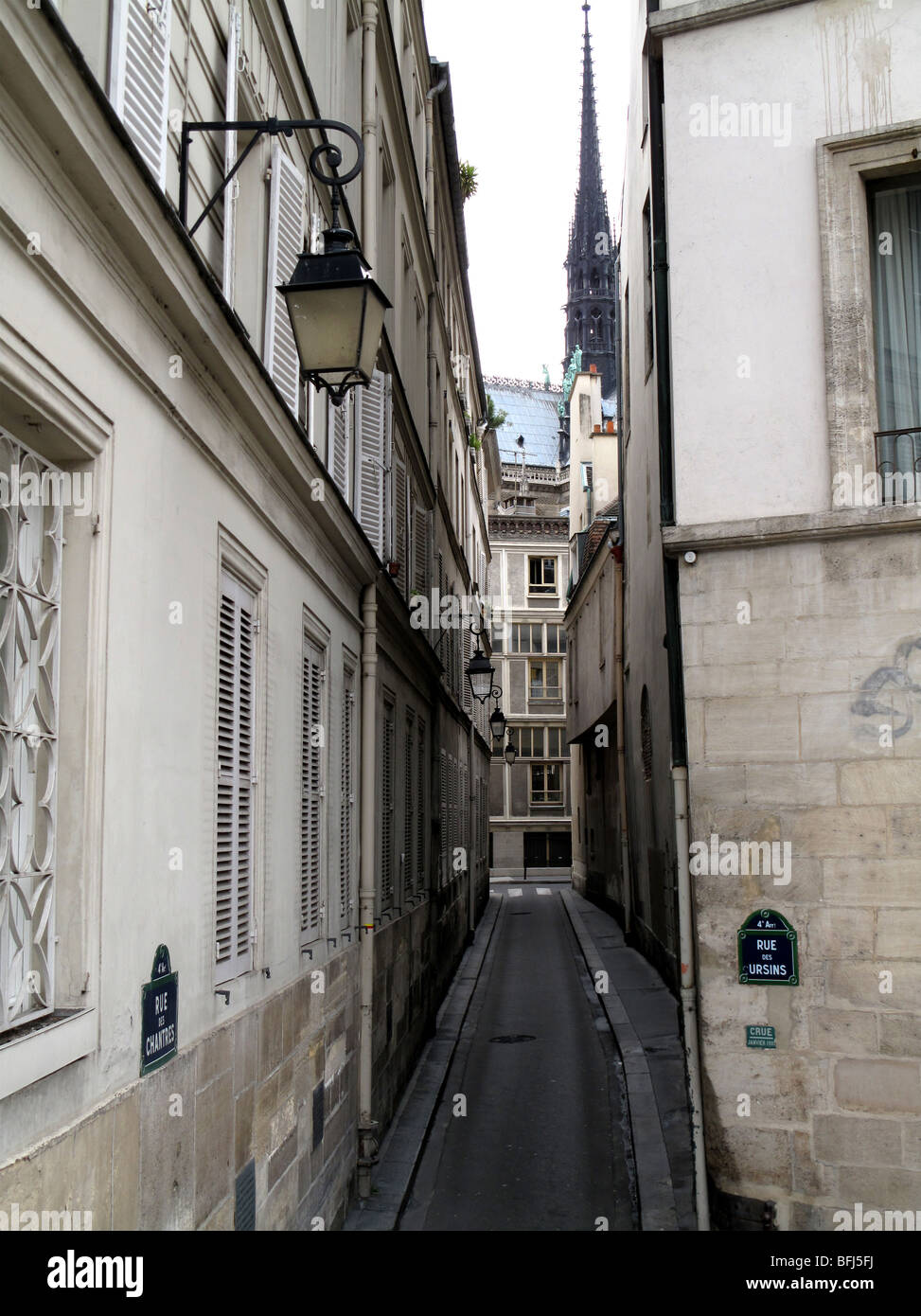 Narrow street in Paris - 1 Stock Photo - Alamy