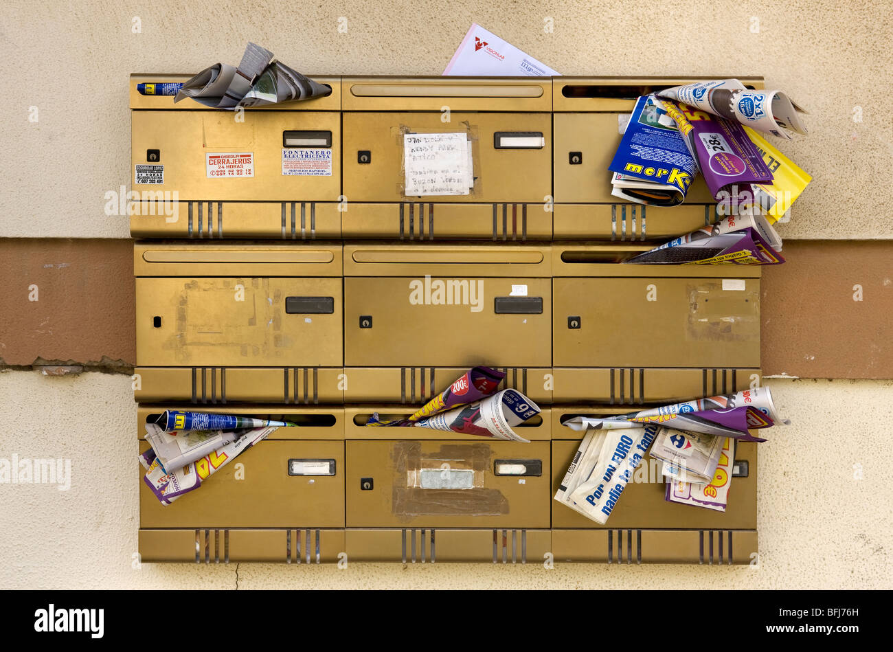 Messy mailbox hi-res stock photography and images - Alamy