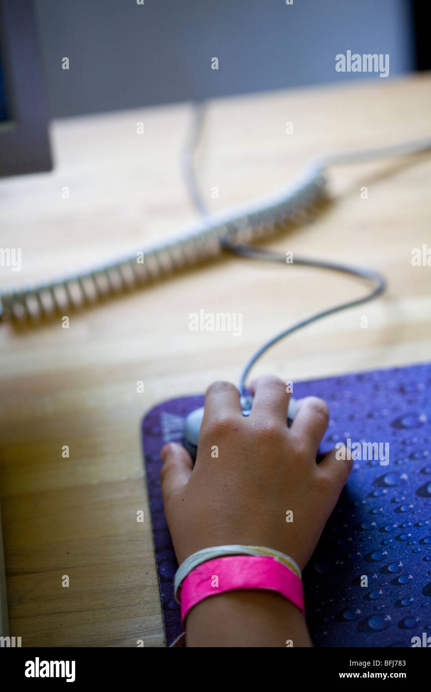 Teenage hand mouse hi-res stock photography and images - Alamy