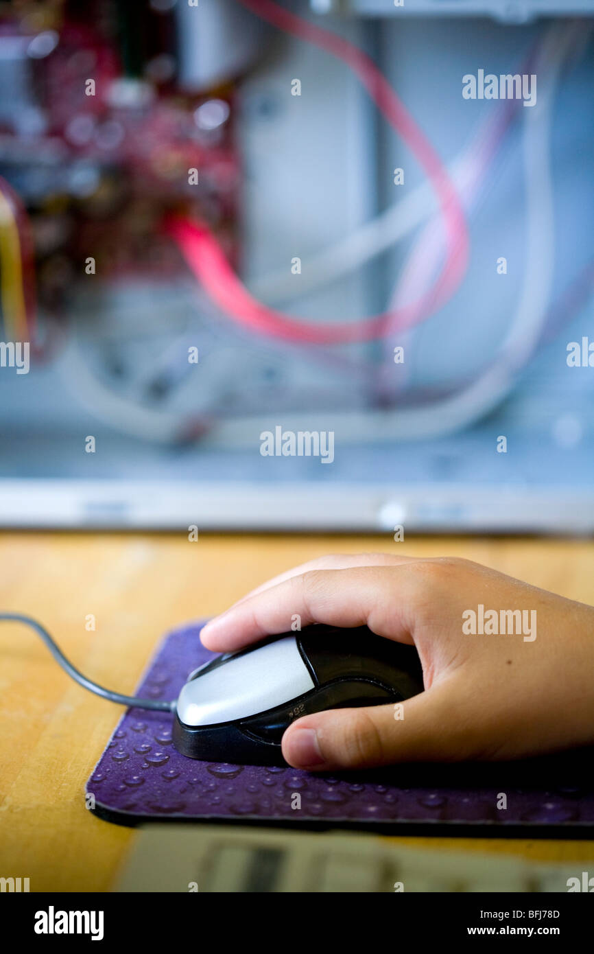 Teenage hand mouse hi-res stock photography and images - Alamy