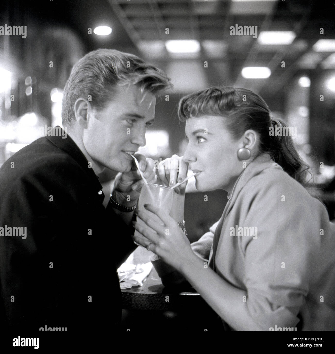 Couple romance 1950s hi-res stock photography and images - Alamy