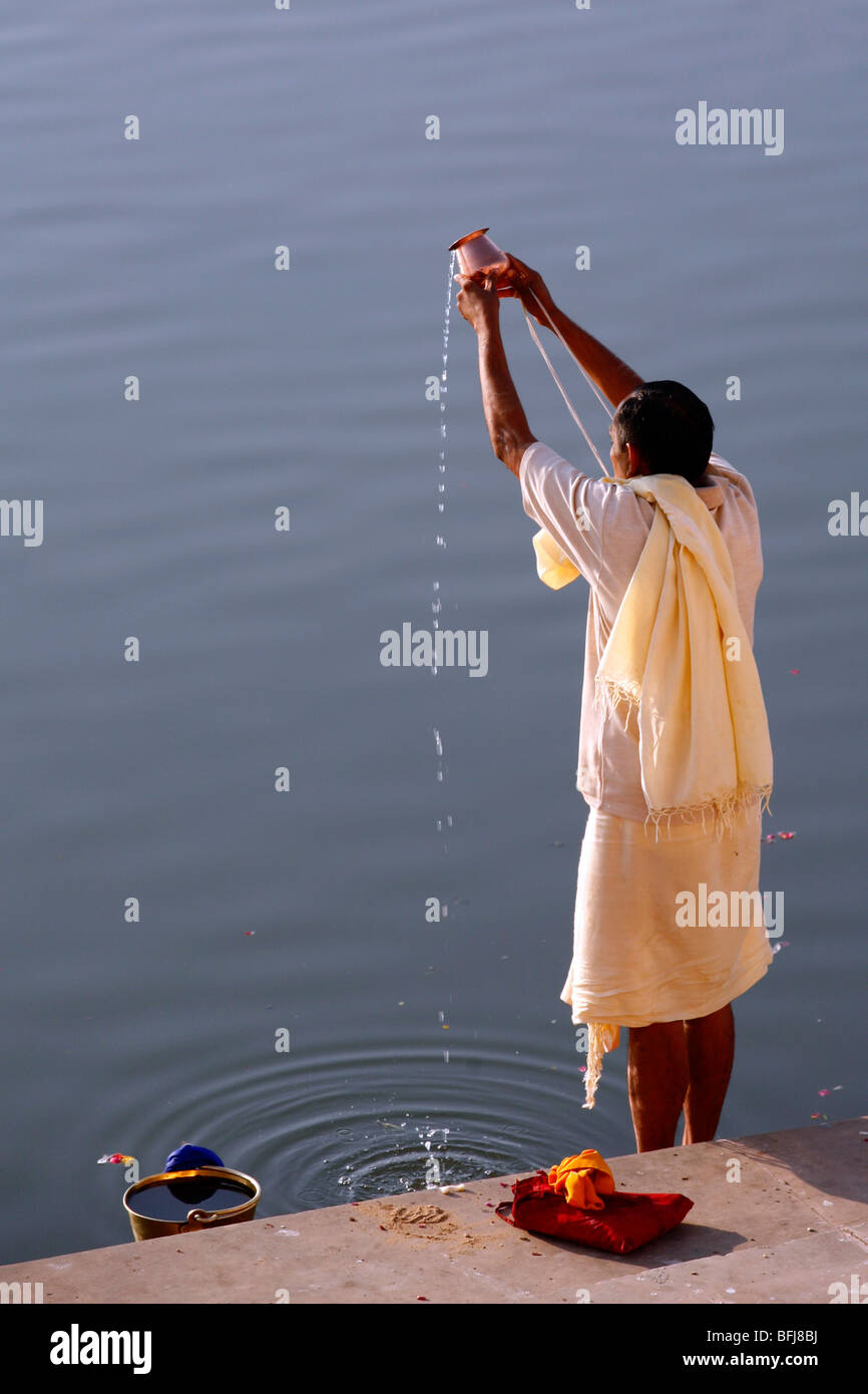 Hindu man praying hi-res stock photography and images - Alamy