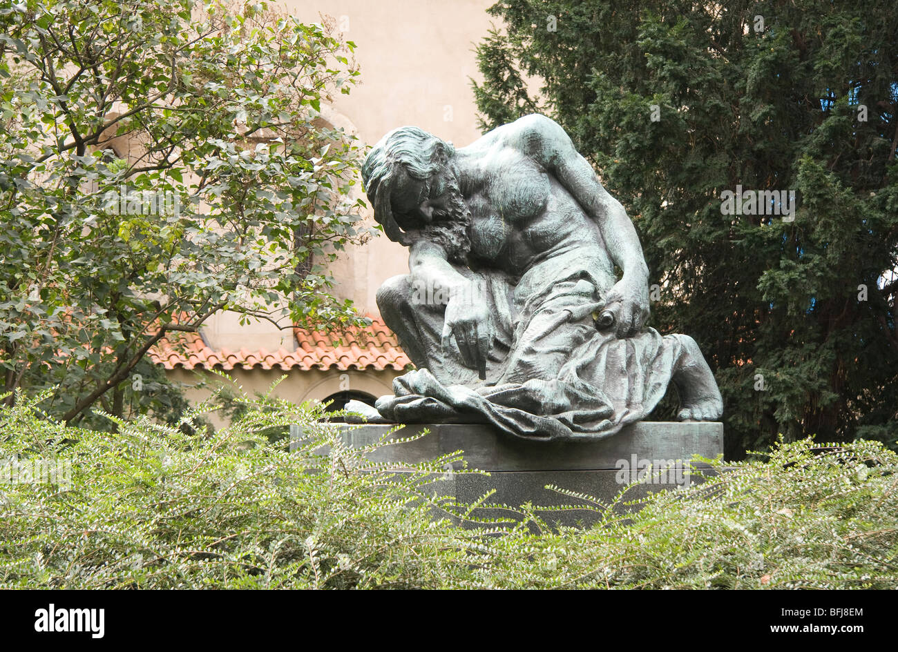 Statue mourning hi-res stock photography and images - Alamy