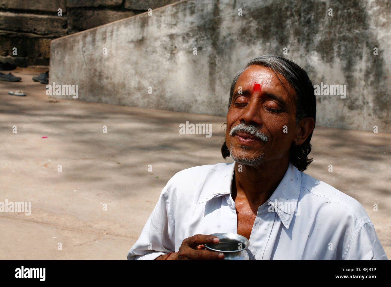 indian man praying Stock Photo - Alamy