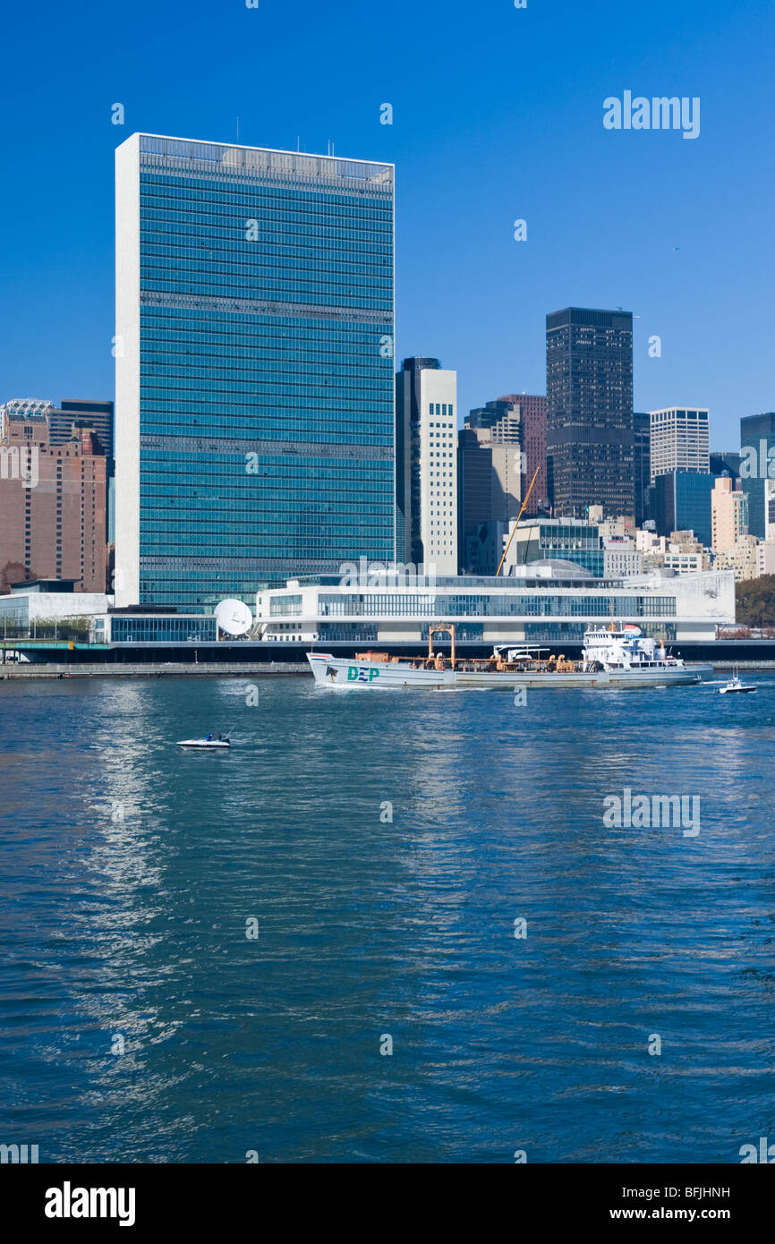 New York City , The Big Apple , Manhattan skyline with UN building from ...