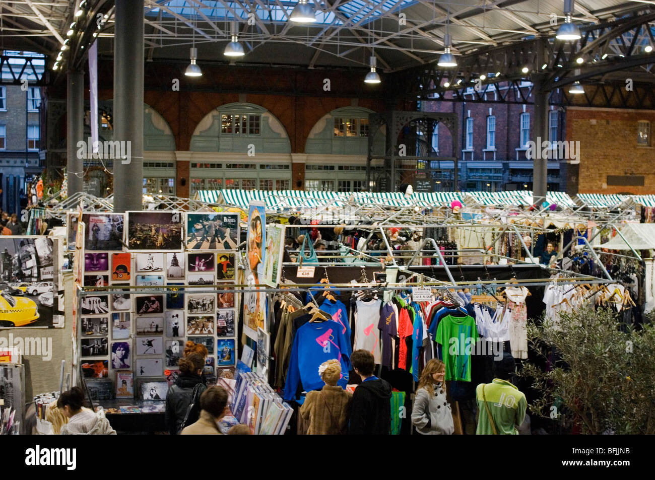 Indoor market stalls england hi-res stock photography and images - Alamy