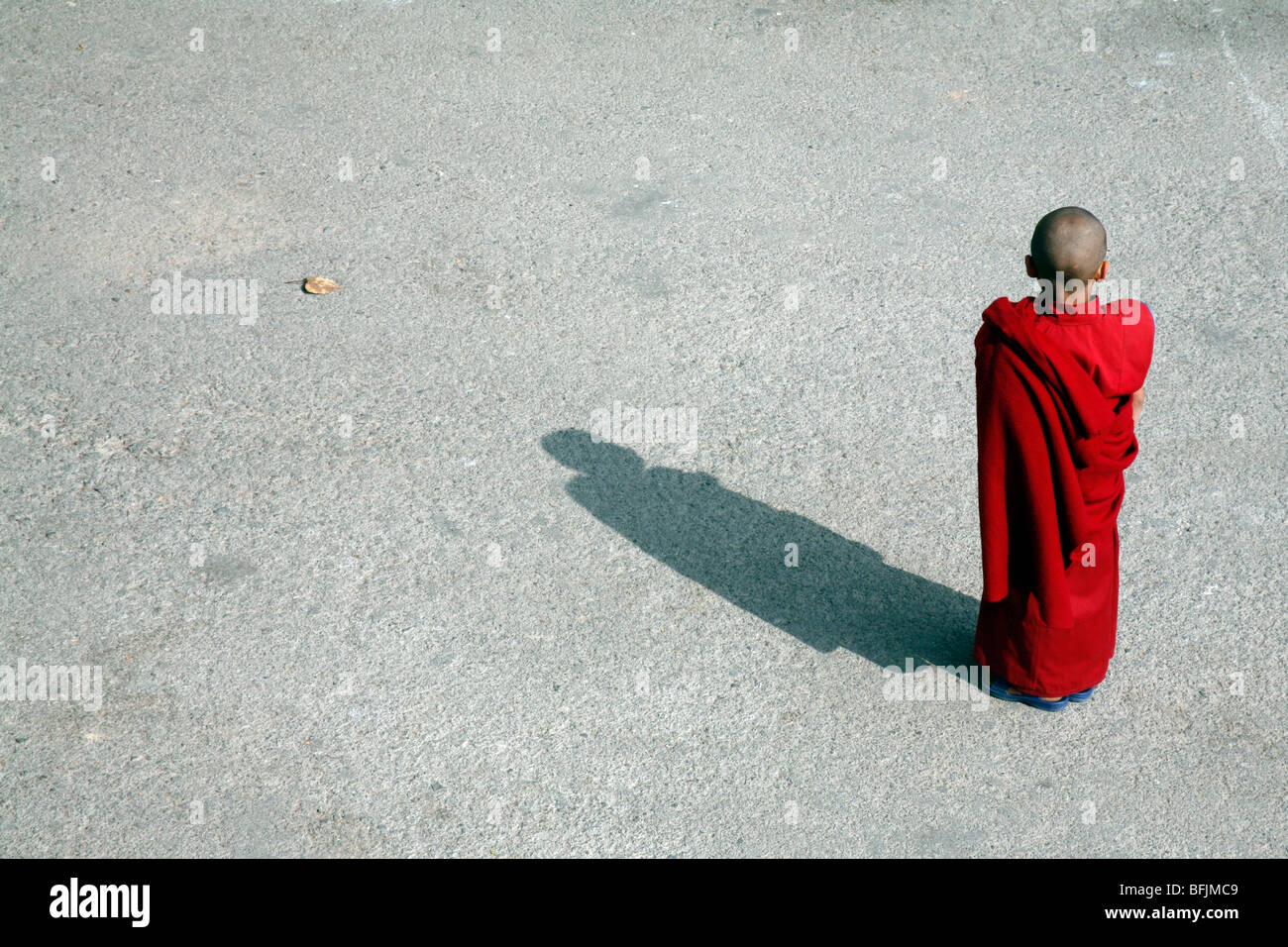 lone boy monk nepal Stock Photo - Alamy