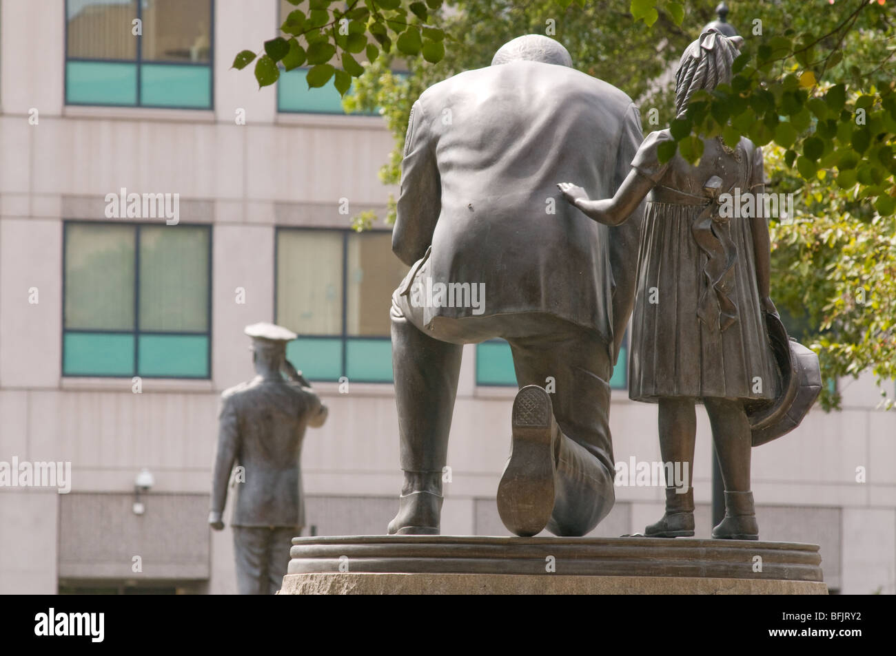 Police memorial statue hi-res stock photography and images - Alamy