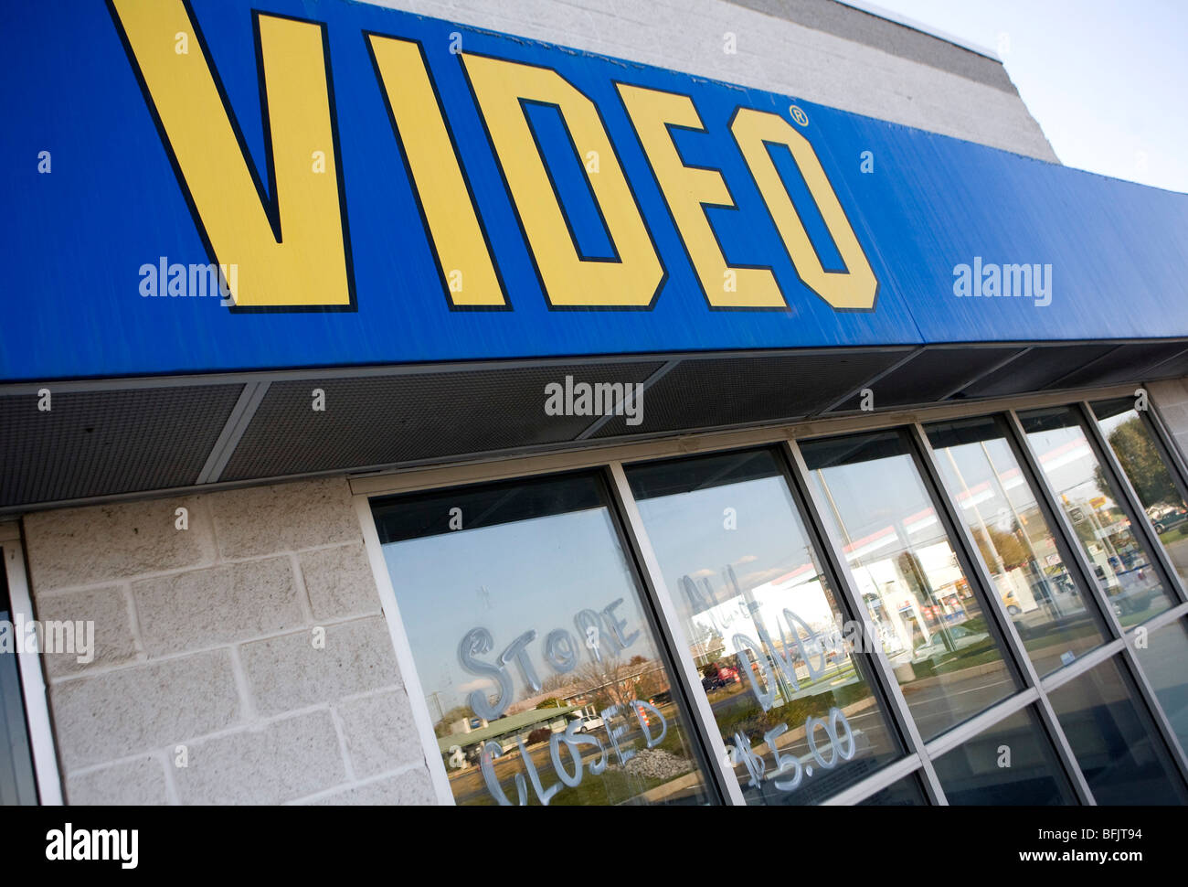 Empty blockbuster store hi-res stock photography and images - Alamy