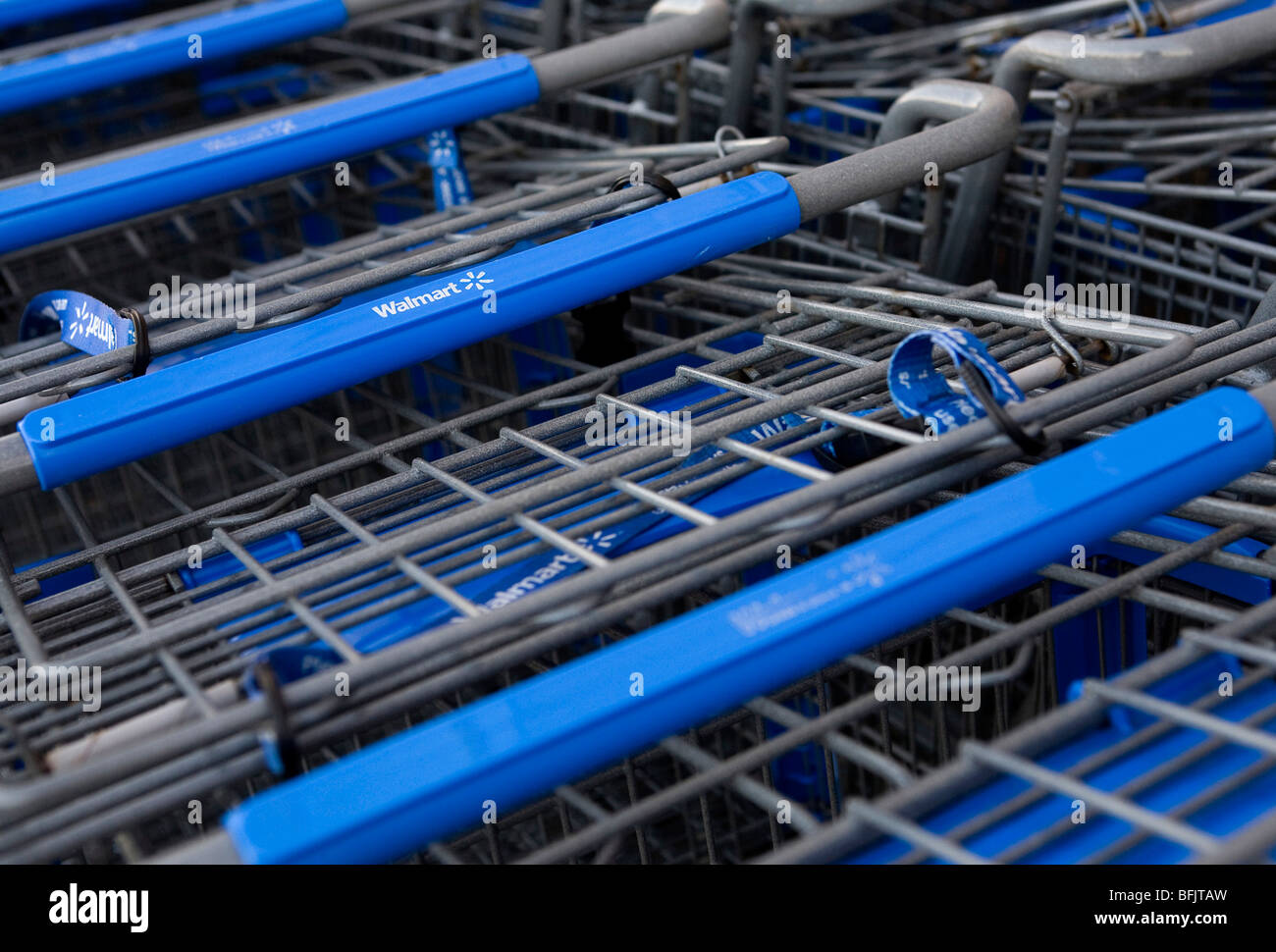 Walmart shopping cart hi-res stock photography and images - Alamy