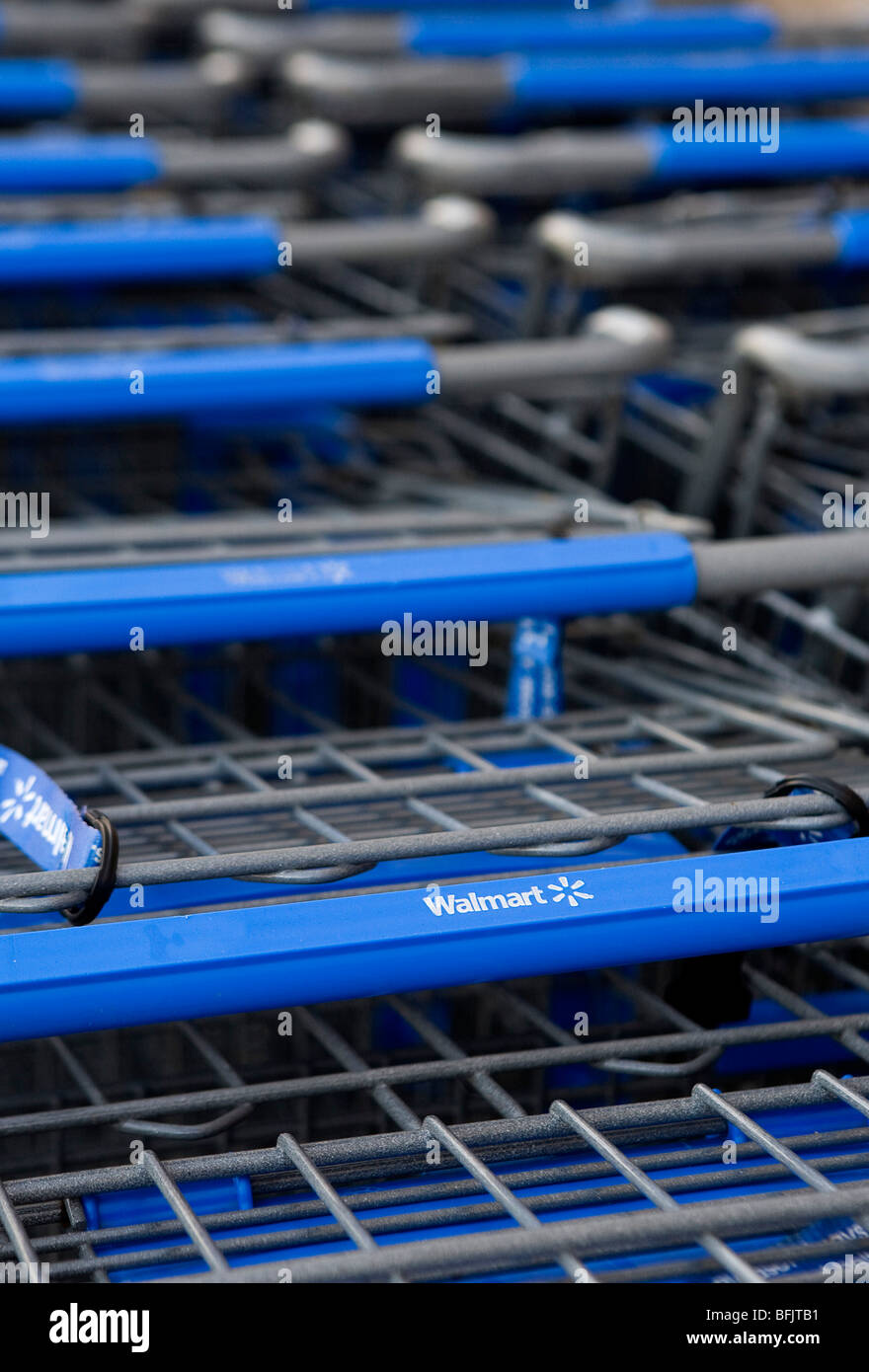 Walmart shopping cart hi-res stock photography and images - Alamy