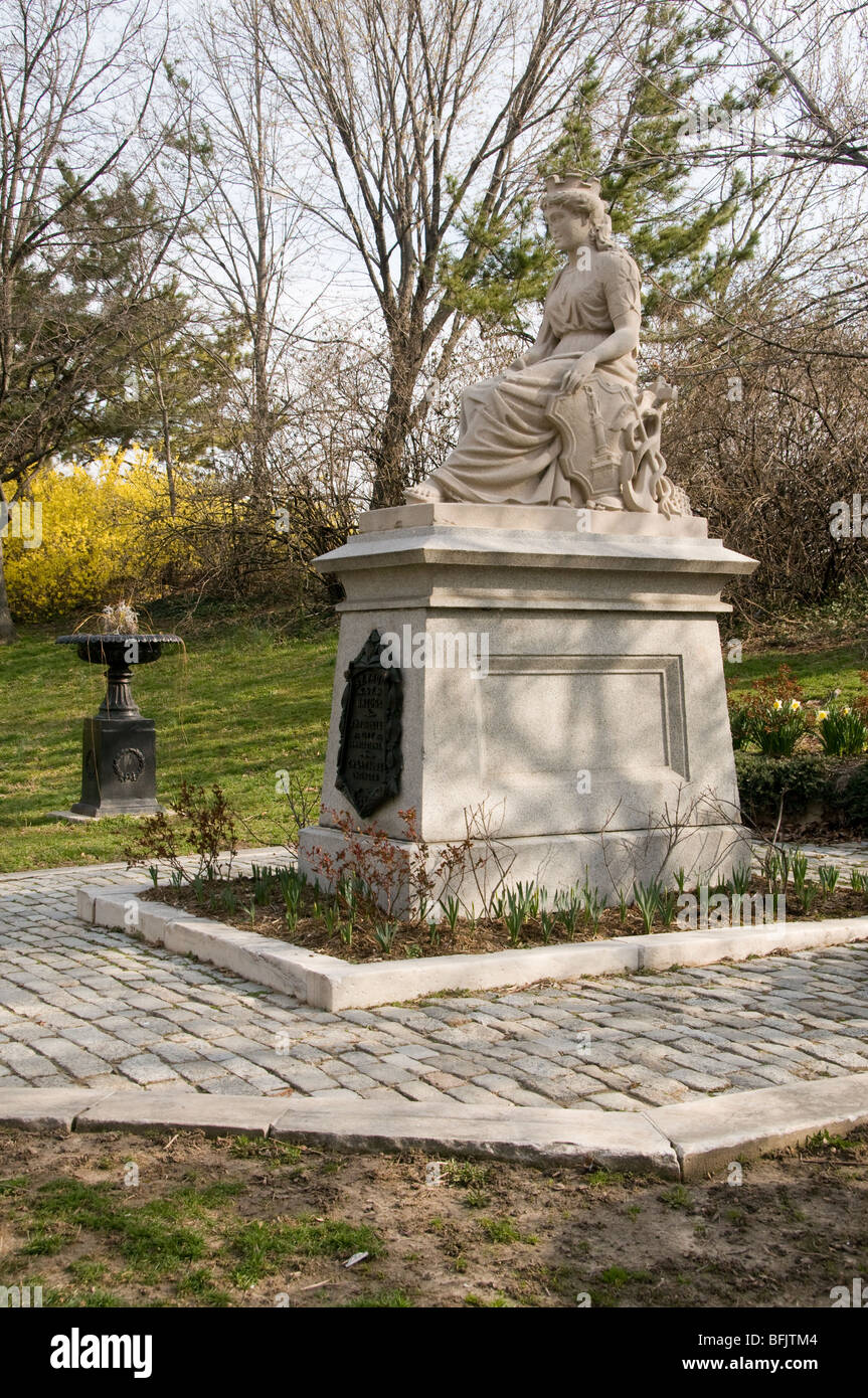 Lady baltimore statue hi-res stock photography and images - Alamy