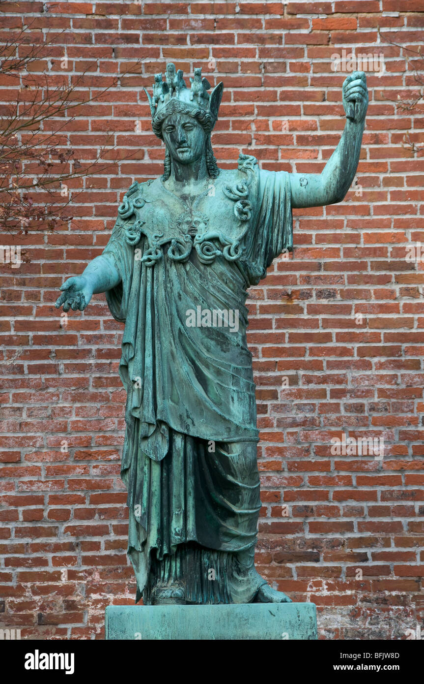 Apollo statue sculpture hi-res stock photography and images - Alamy
