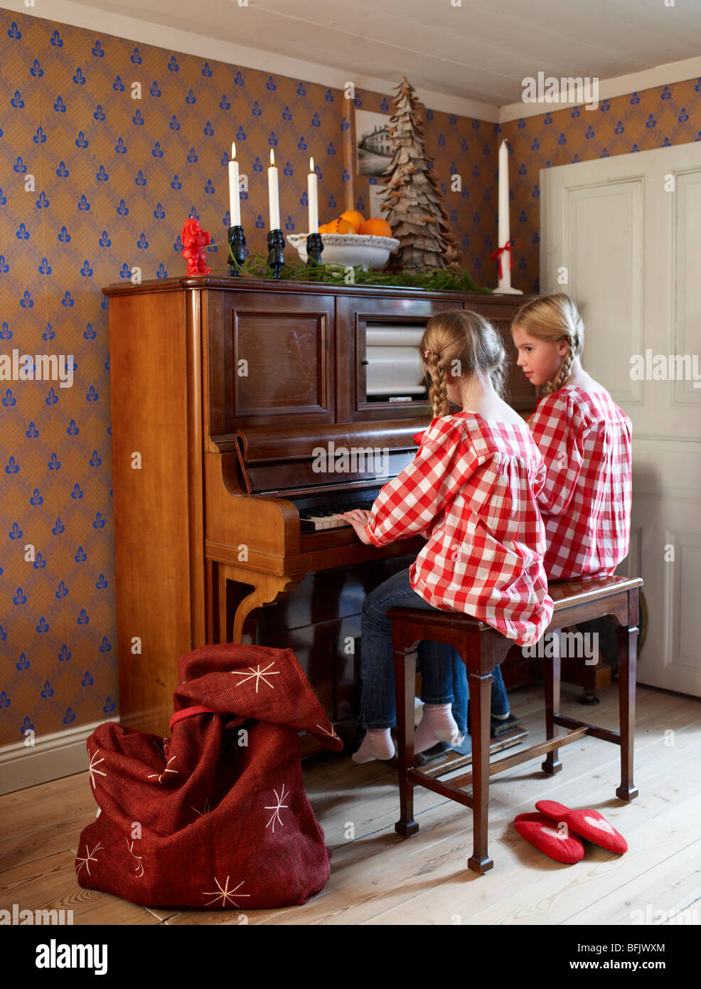 Sisters playing piano together hi-res stock photography and images - Alamy