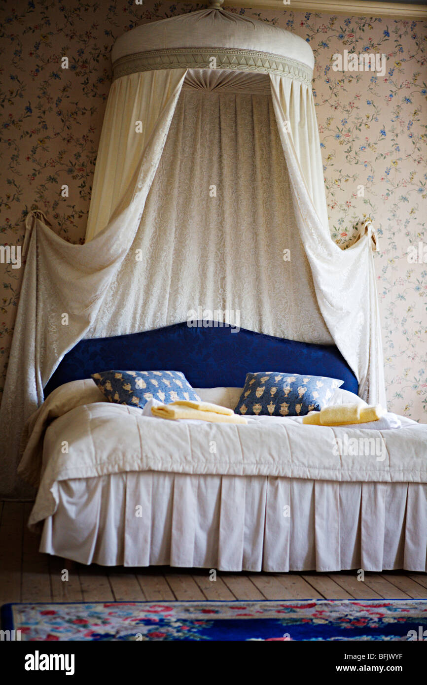 An old-fashion bed Stock Photo - Alamy