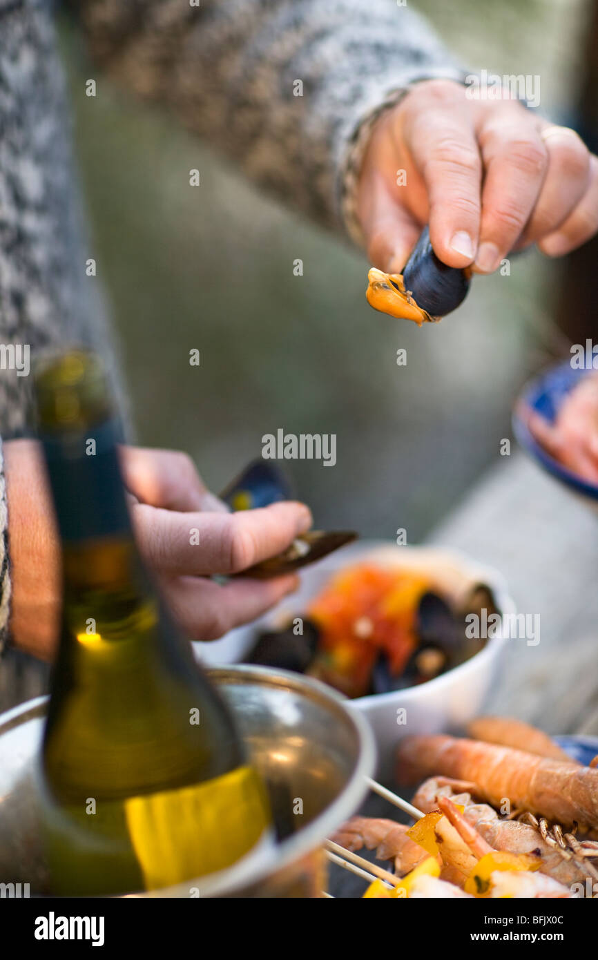 Man eating clam hi-res stock photography and images - Alamy