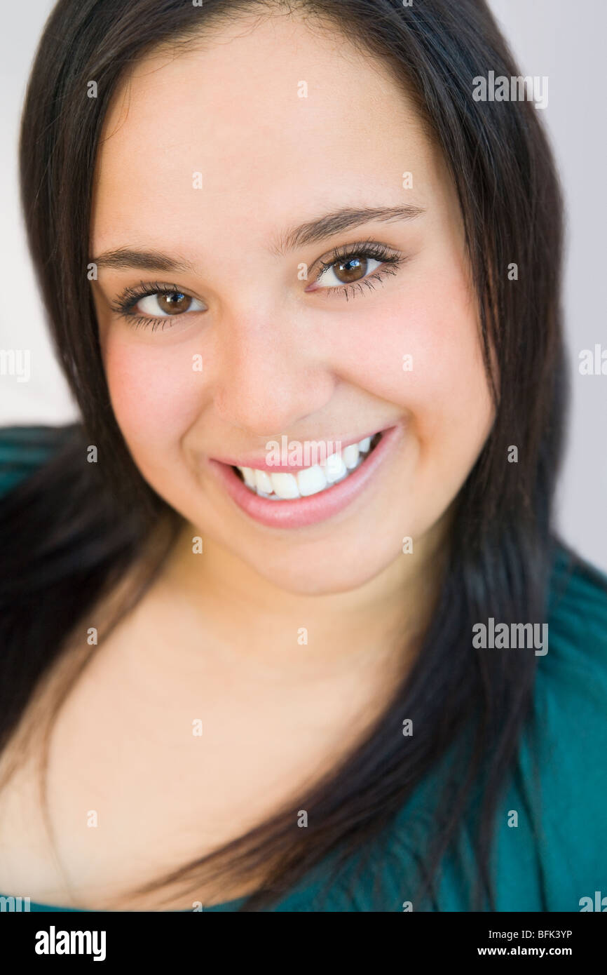 Hispanic woman smiling Stock Photo - Alamy