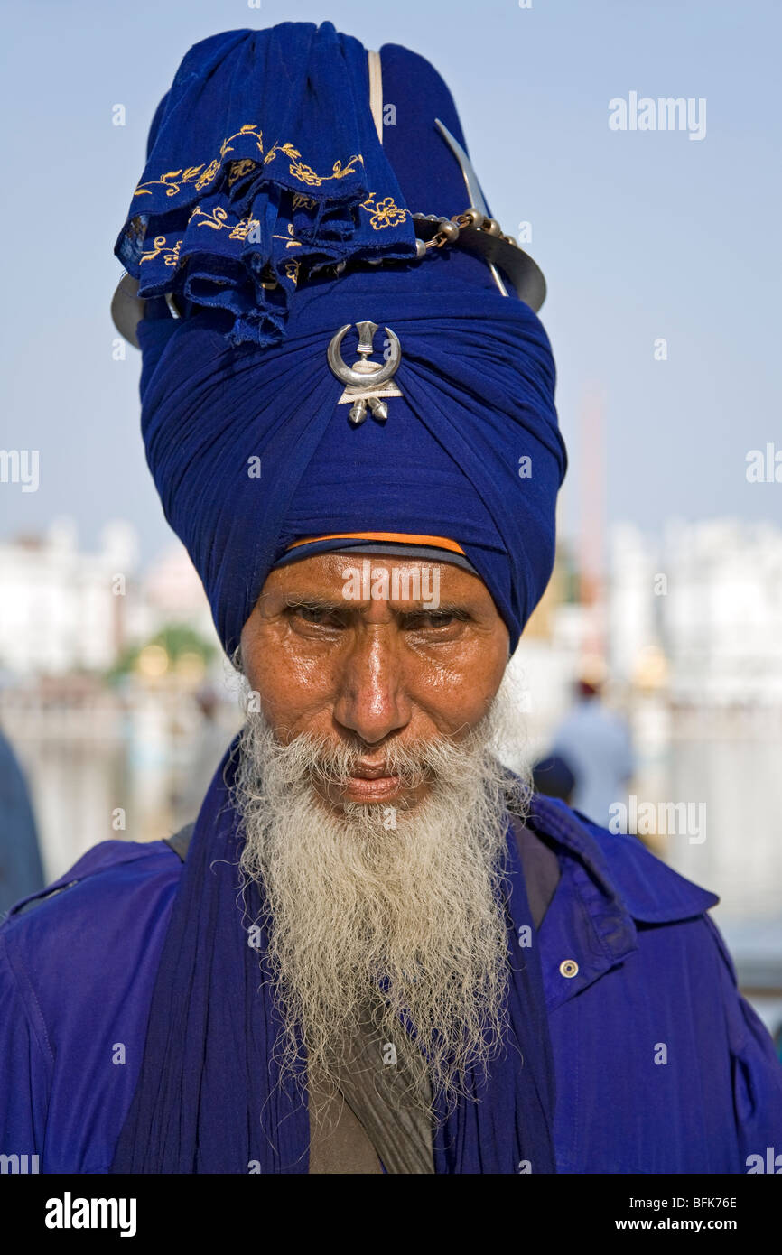 Sikh man with traditional costumes. The Golden temple. Amritsar. Punjab ...