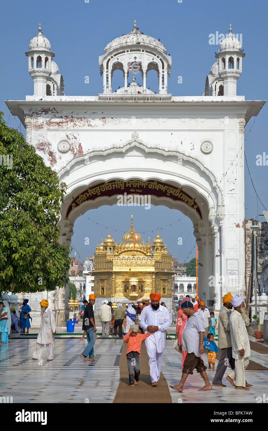 Sikh pilgrims visiting the Golden Temple. Amritsar. Punjab. India Stock ...