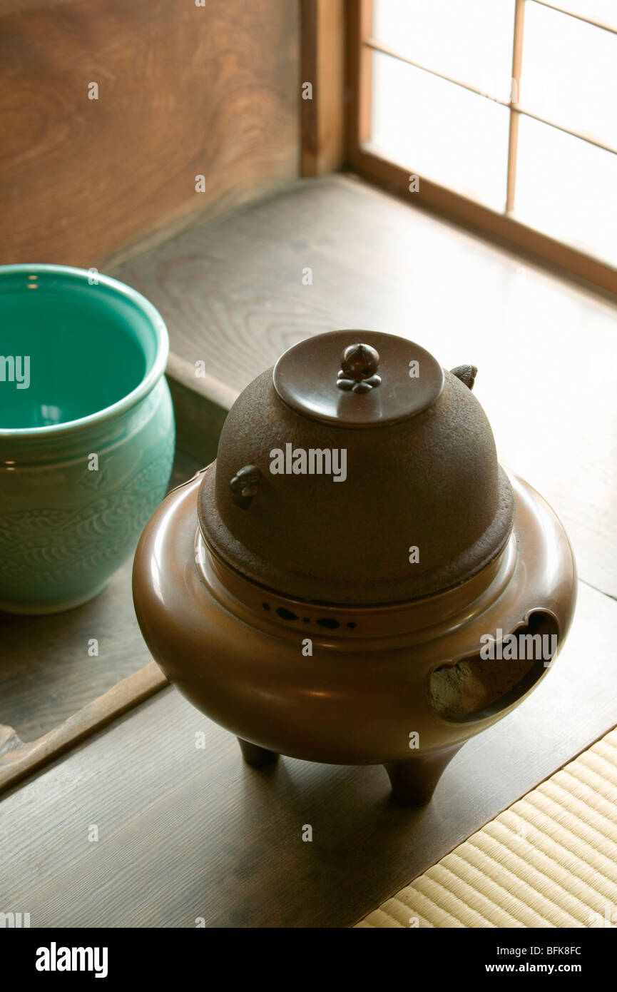 Japanese old kettle Stock Photo - Alamy