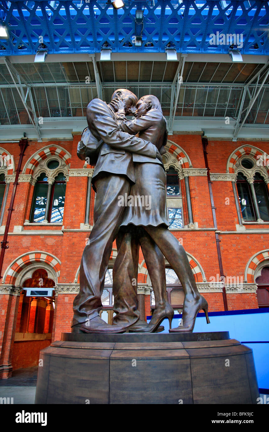 The Lovers Bronze statue or The Meeting Place St Pancras railway train ...