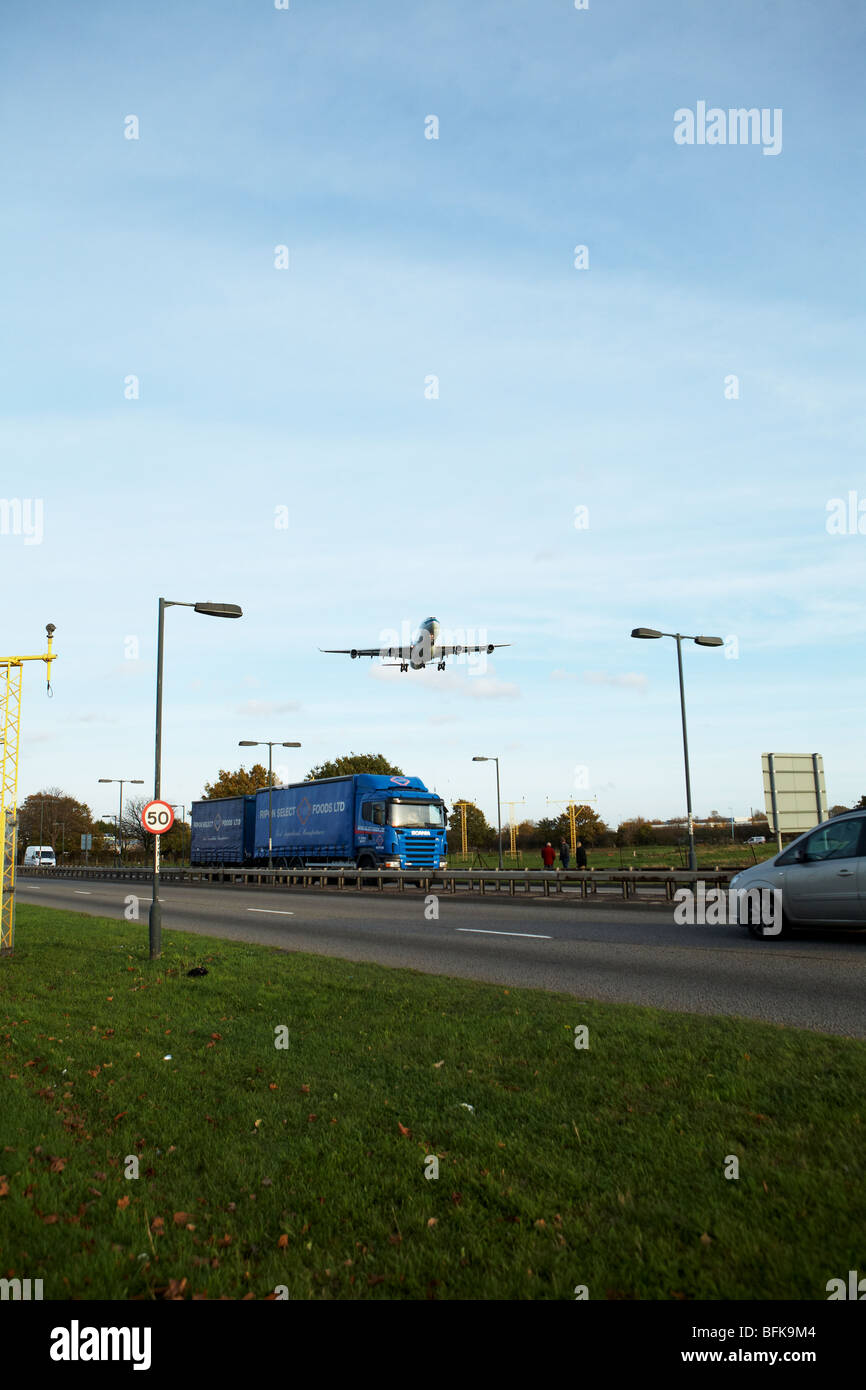 Airplane lands hi-res stock photography and images - Alamy