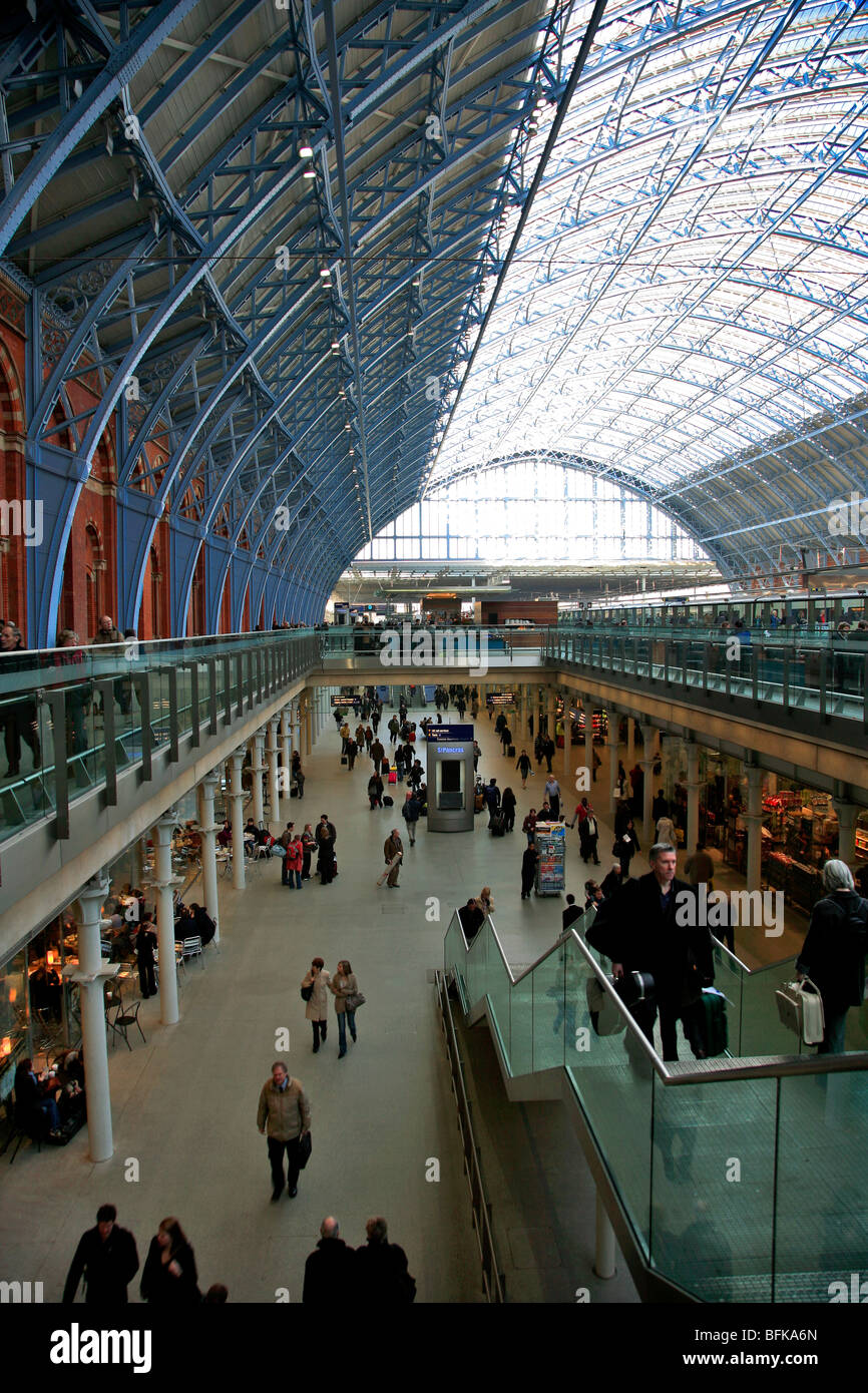 Shopping at st pancras hi-res stock photography and images - Alamy