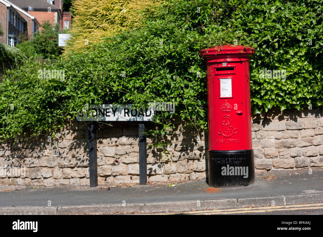 Red post box and green hedge hi-res stock photography and images - Alamy