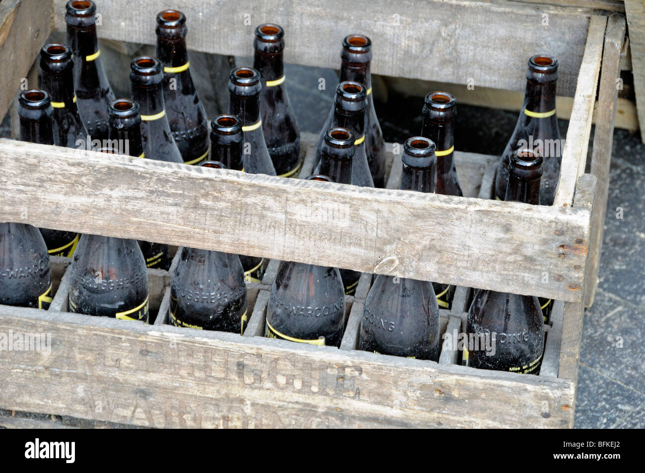 Empty bottles in wooden crate Stock Photo - Alamy