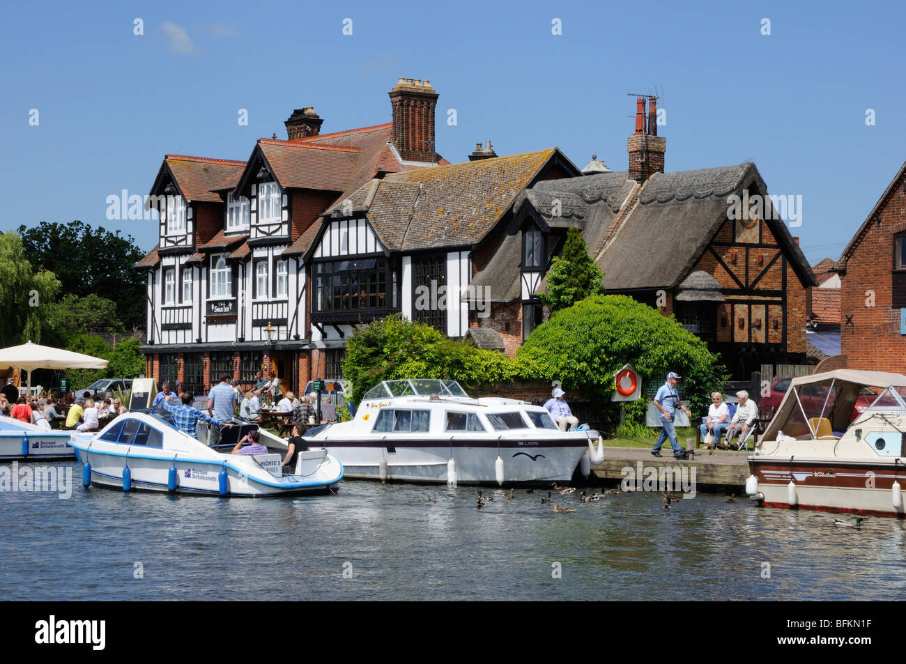 Boats arriving at the Swan Inn, Horning, Norfolk Broads, England, UK ...