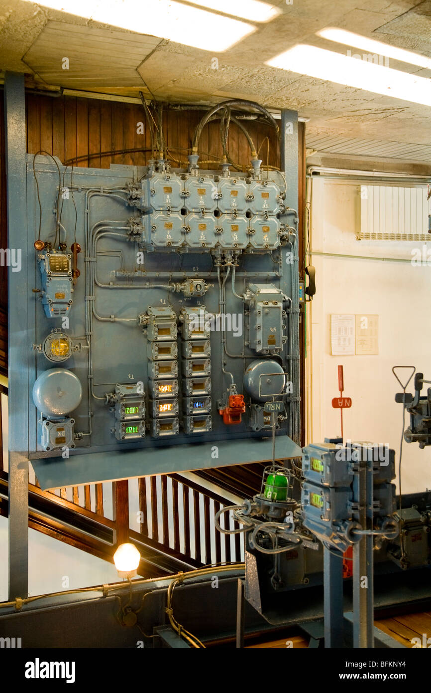 Elevator cage hi-res stock photography and images - Alamy