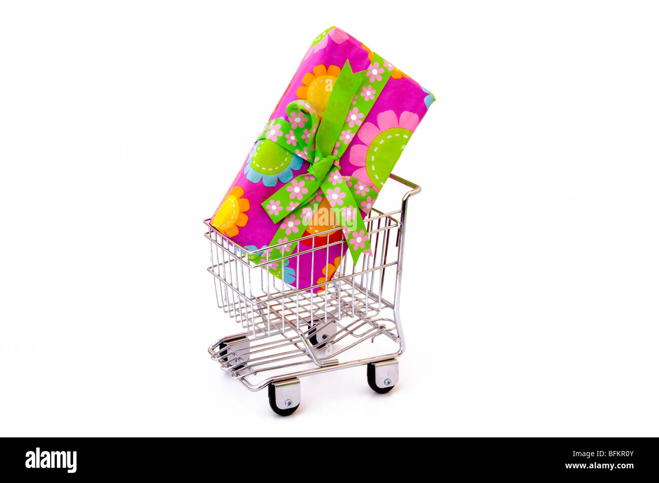 Gift box in shopping cart Stock Photo - Alamy