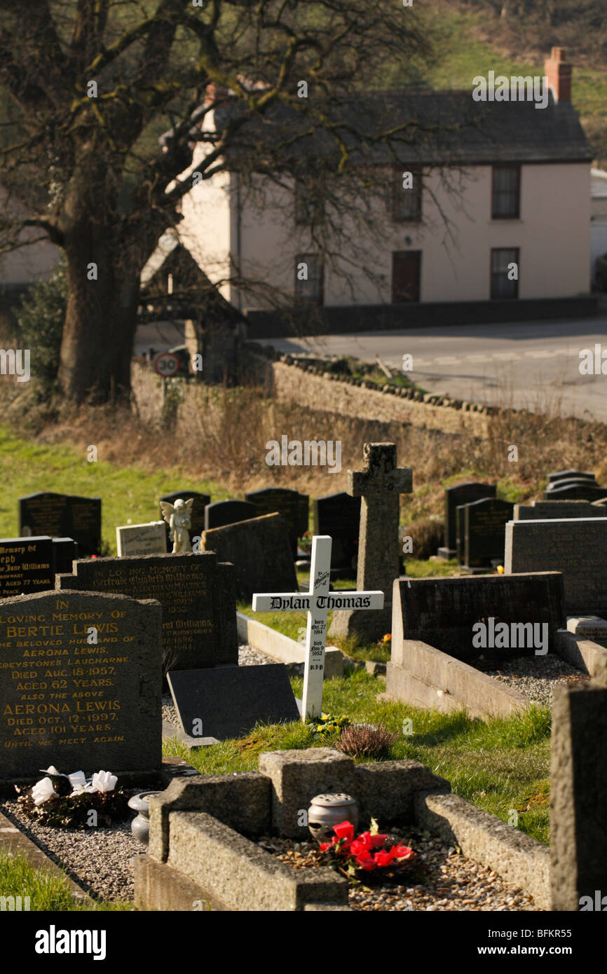 Grave of poet Dylan Thomas, St. Martin's Church, Laugharne ...