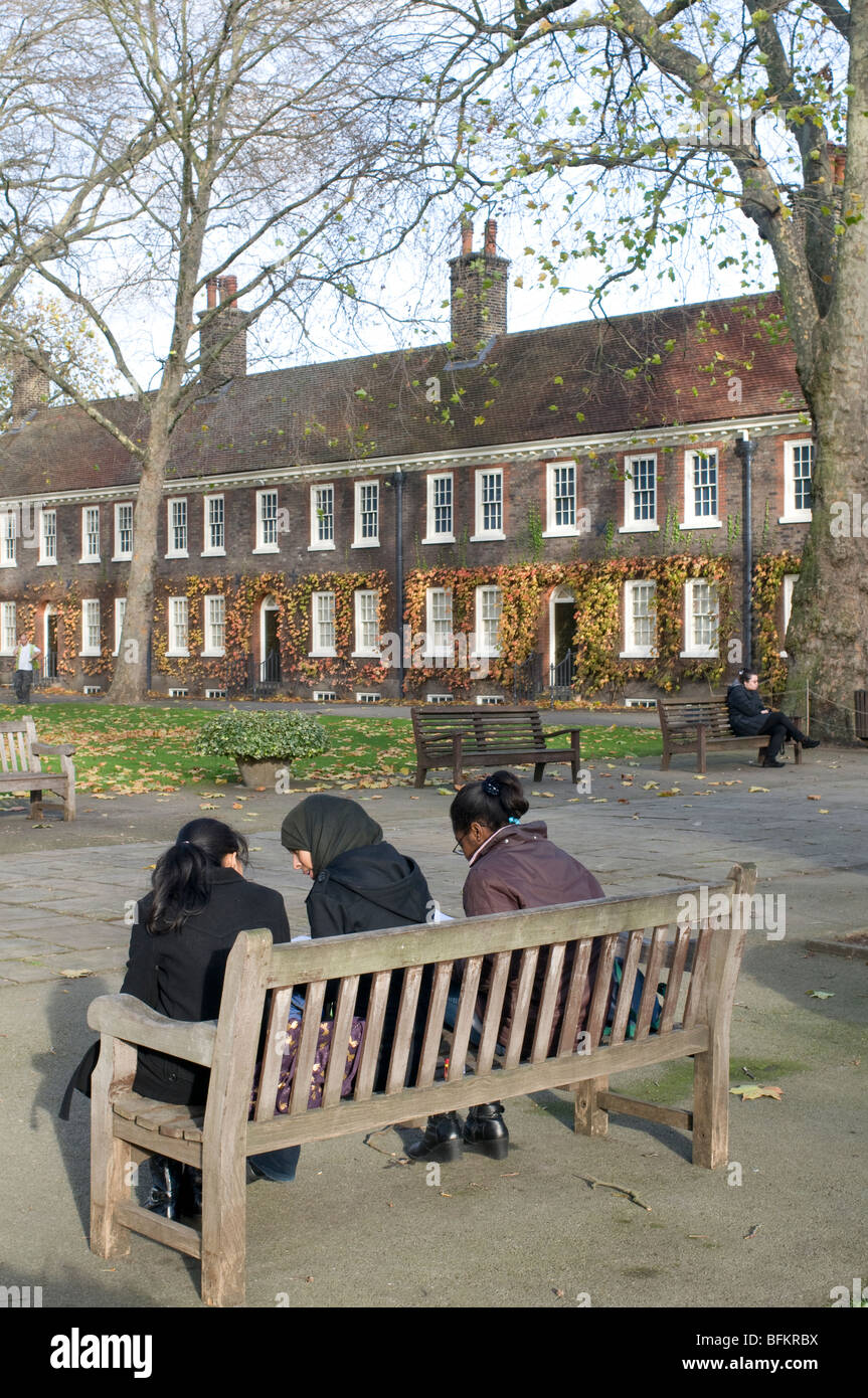 Students having lunch break at gardens of Geffrye Museum, Hackney ...