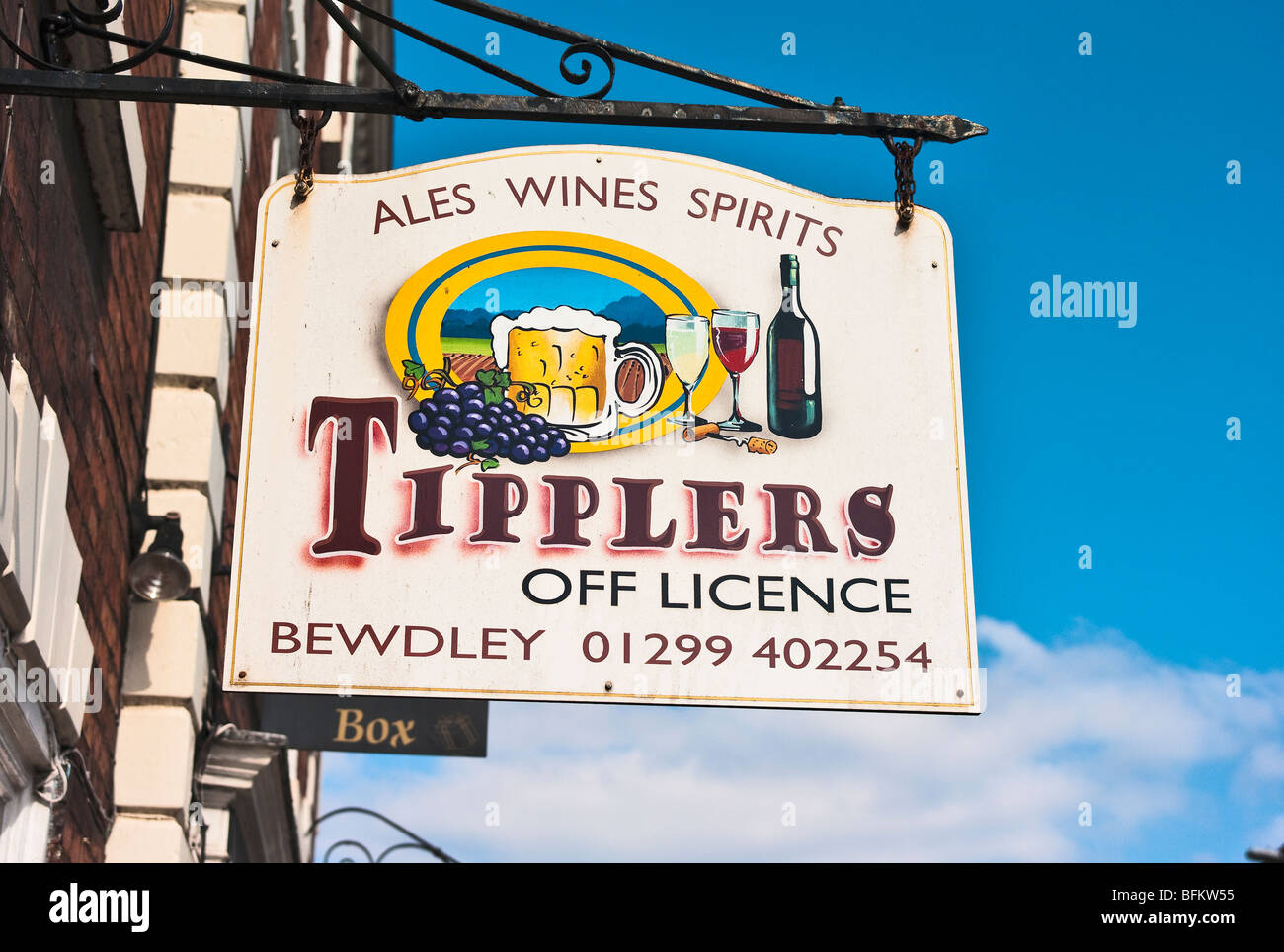An off licence sign hi-res stock photography and images - Alamy
