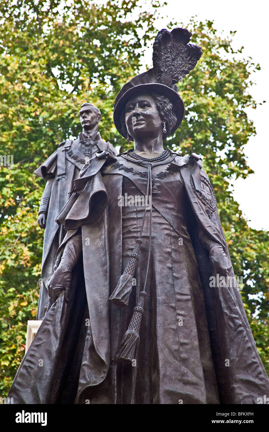London ,The Mall ;Statue of Queen Elizabeth the Queen Mother ...