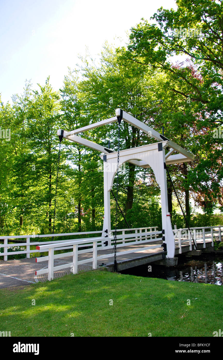 White bridge over canal hi-res stock photography and images - Alamy