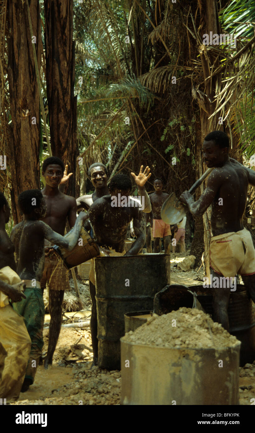 Sieving and panning for gold and diamonds in Ghana Stock Photo - Alamy