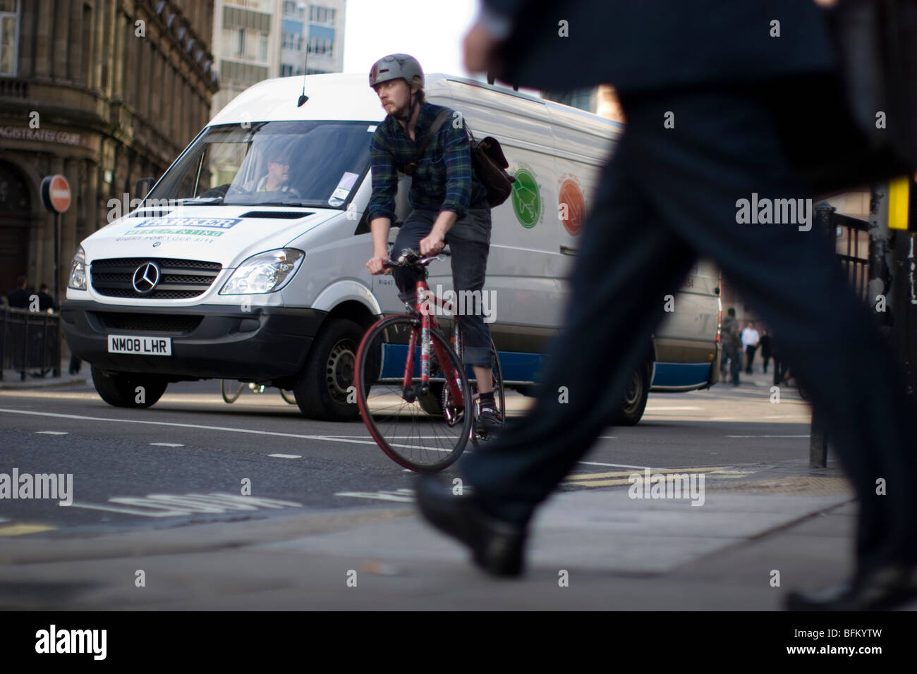 London cycle courier, bicycle messenger balancing in traffic on fixed ...