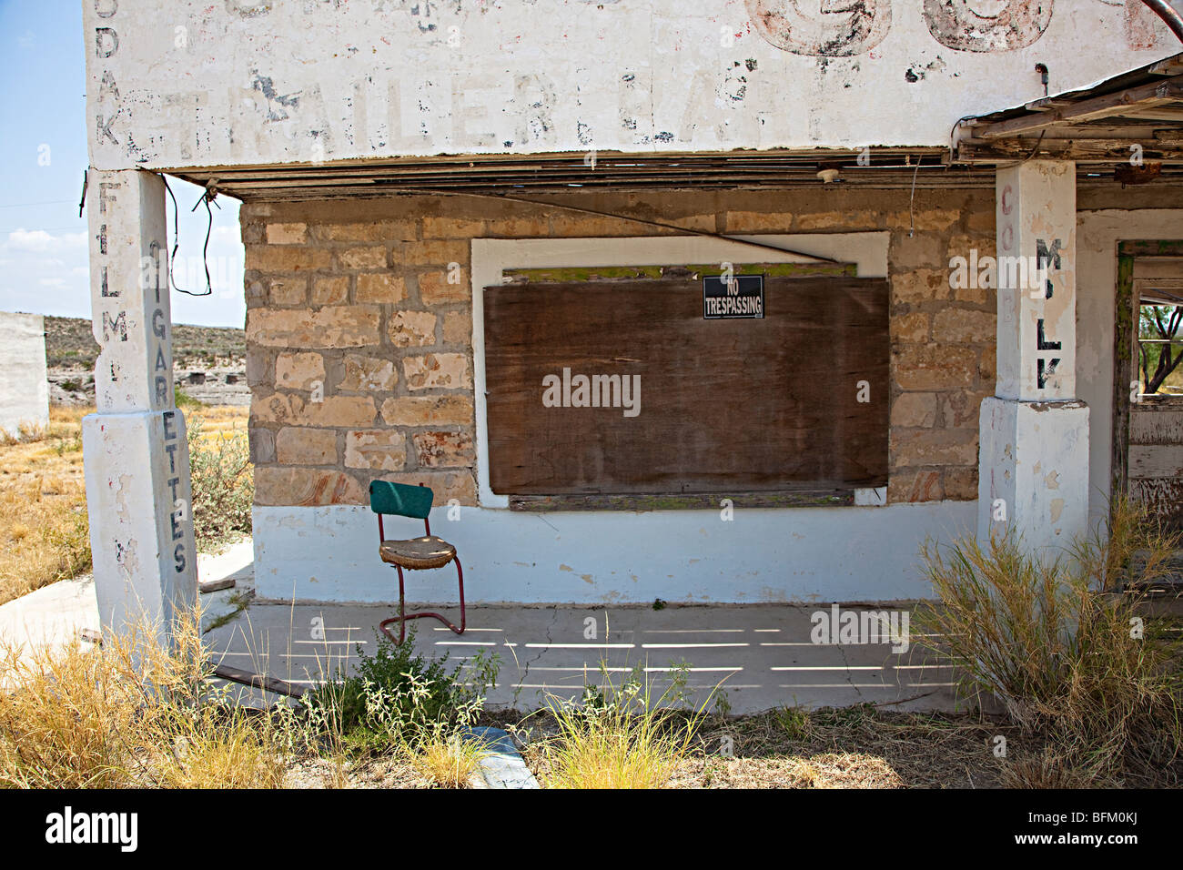 Building closed sign hi-res stock photography and images - Alamy