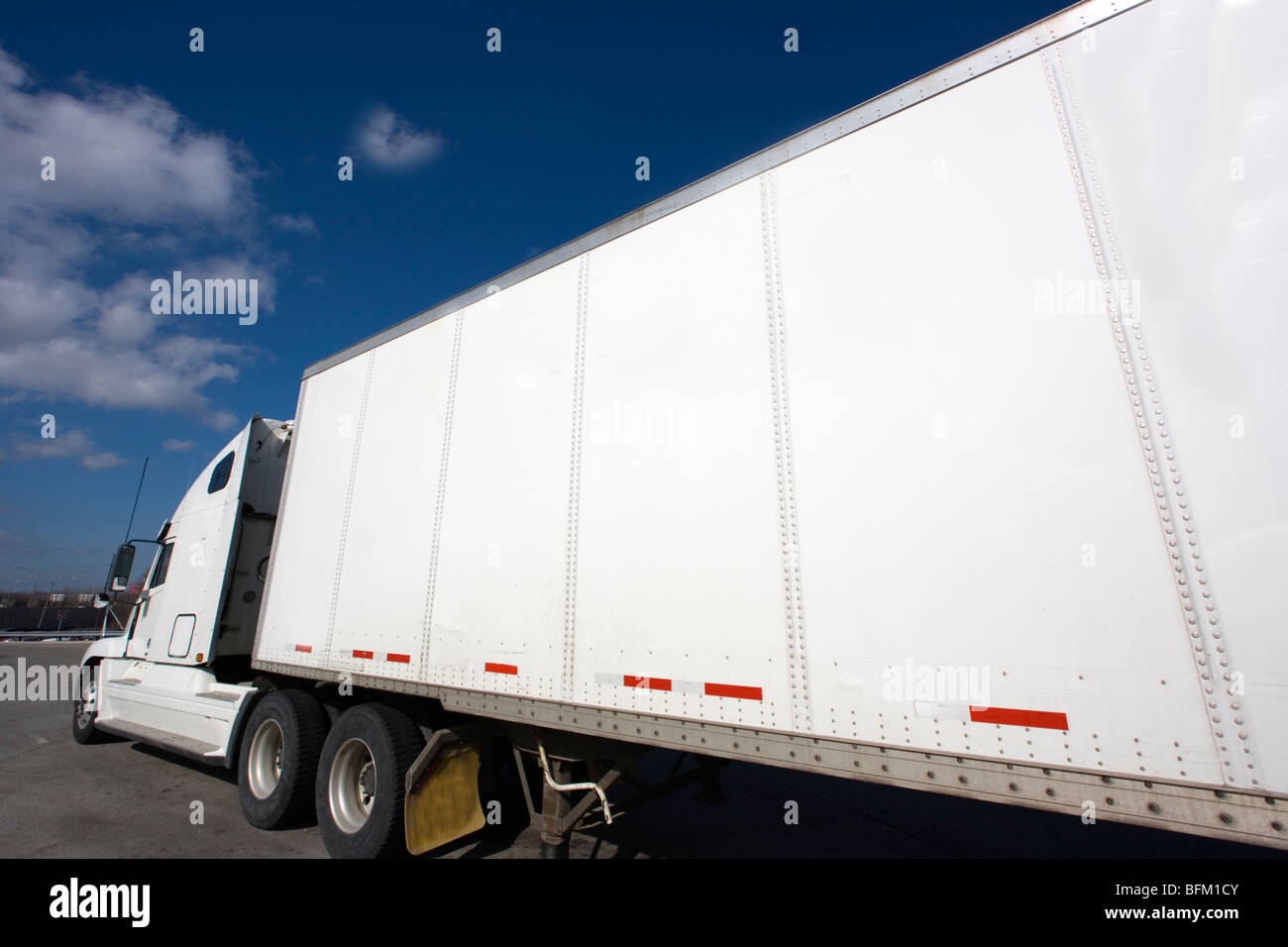 White Semi Truck Stock Photo - Alamy