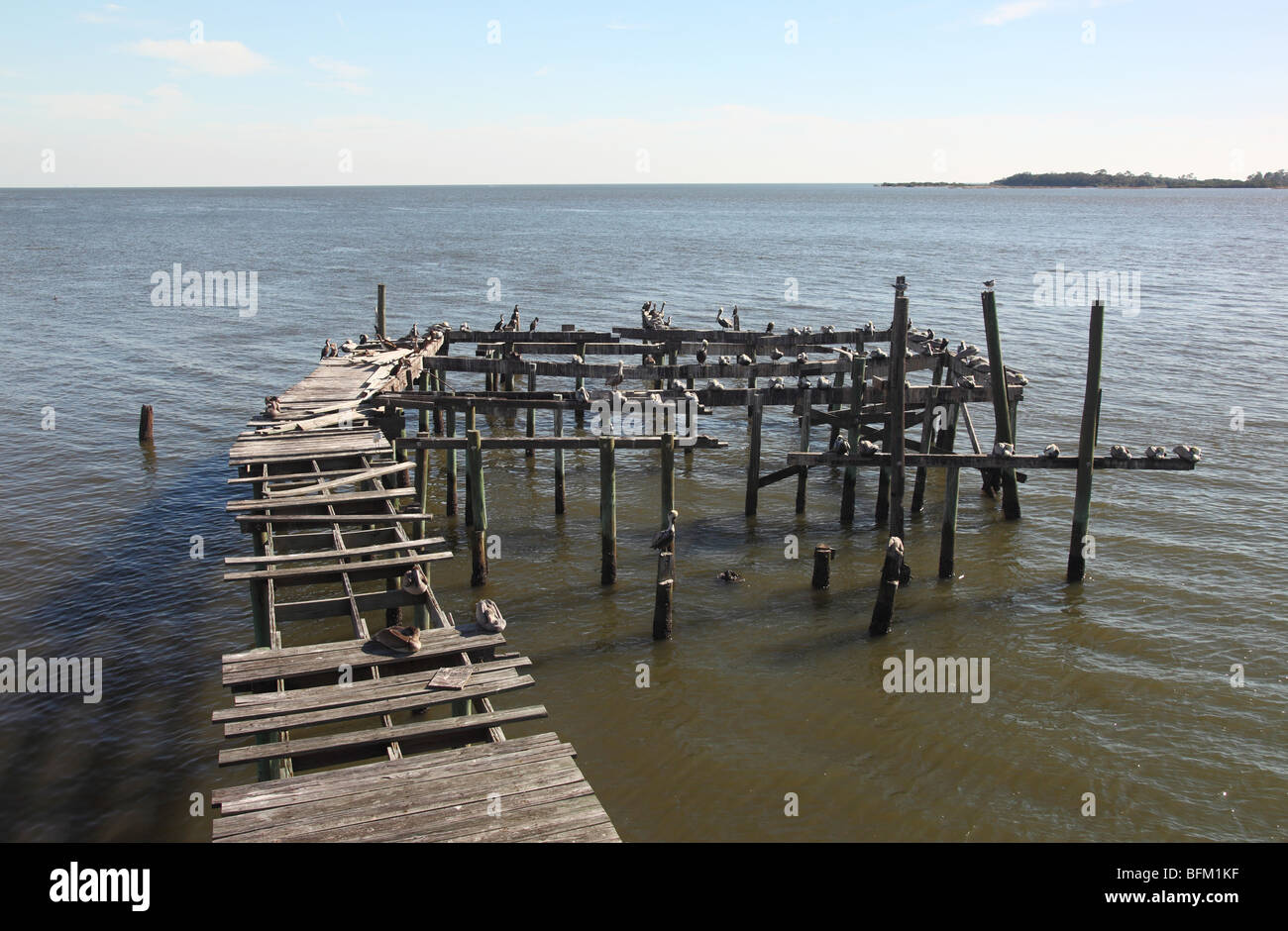 Abandoned dock hi-res stock photography and images - Alamy